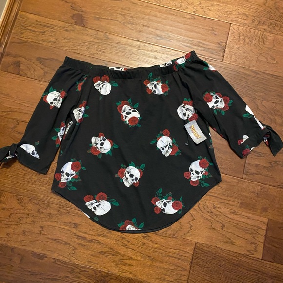 Spirit | Tops | Nwt Spirit Halloween Skull Top | Poshmark